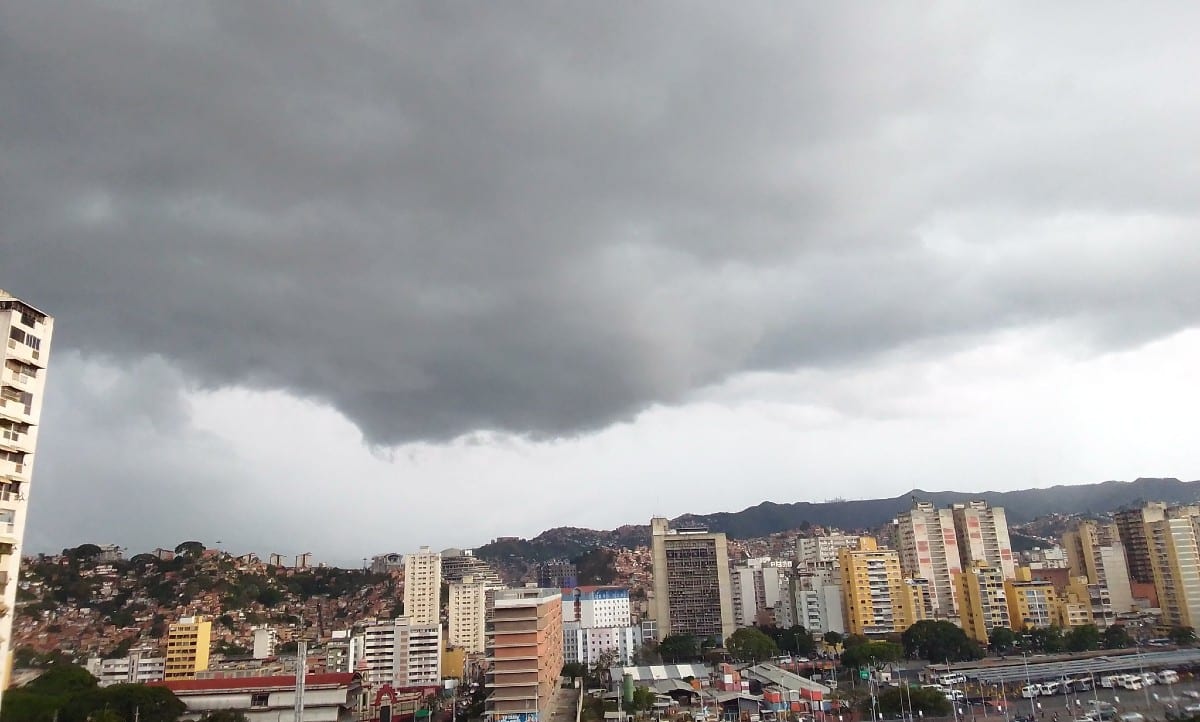 Onda tropical en la costa de Venezuela: lo que se conoce