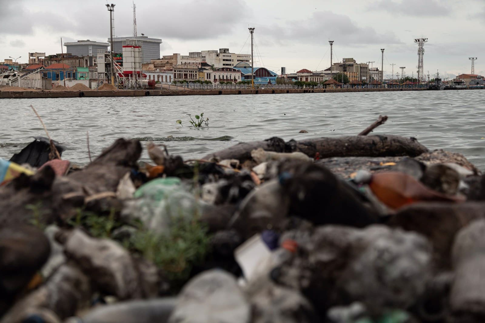El Lago de Maracaibo, el mayor de Latinoamérica, está lleno de plástico