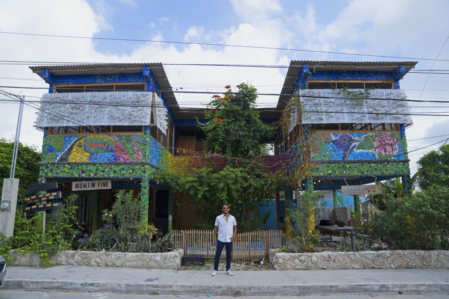 Oscar Olivares y el mural de tapas de botellas más grande del mundo