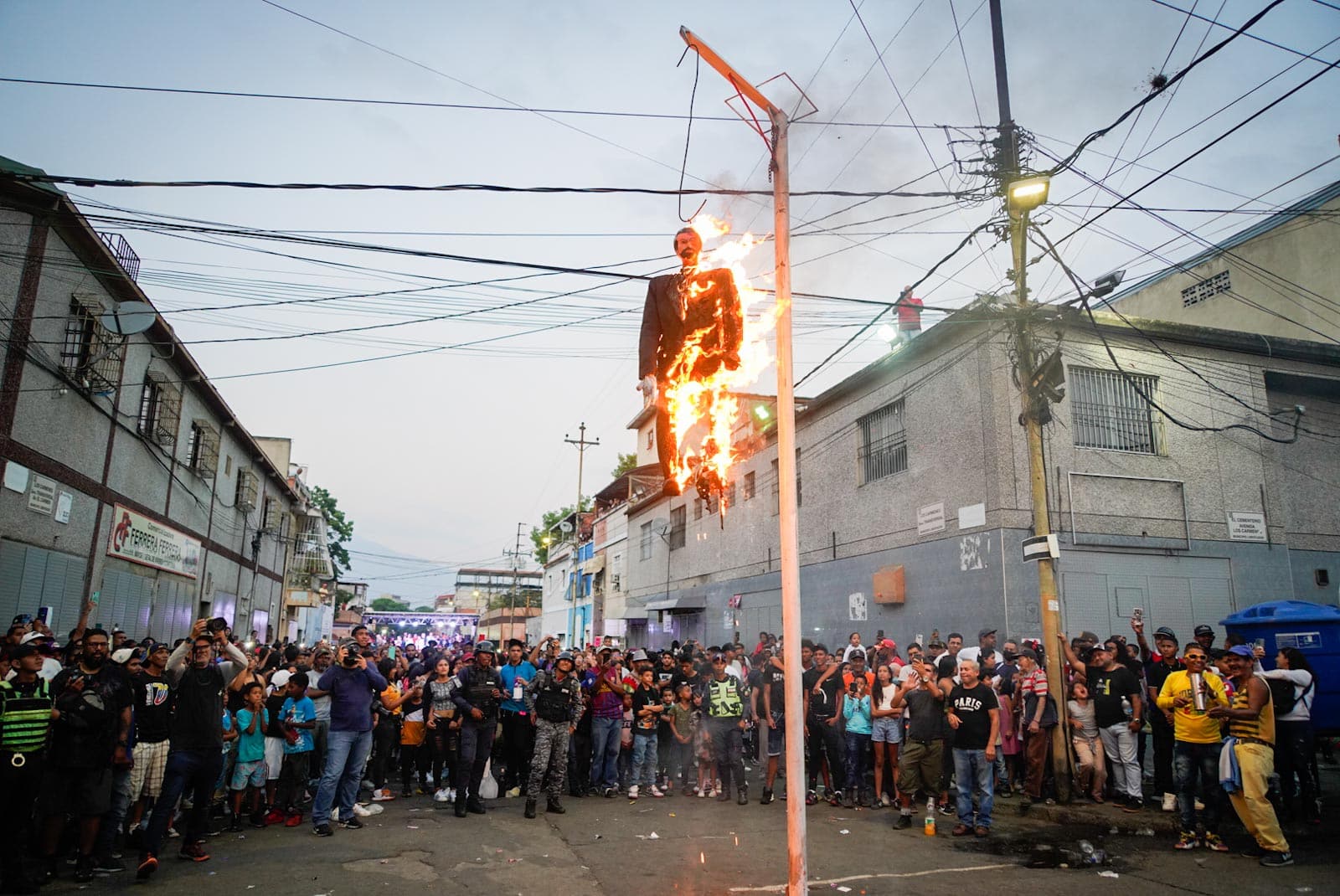 Maduro, El Aissami y la corrupción representados en la quema de Judas ...