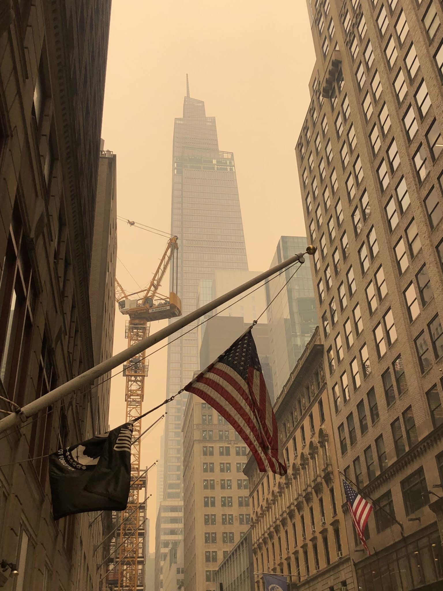 Imágenes de la densa calima que cubrió la ciudad de Nueva York