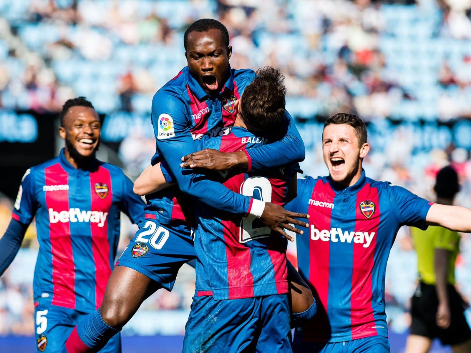 El ghanés Raphael Dwamena murió durante un partido de fútbol