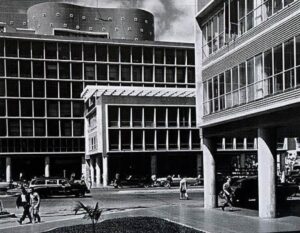 Entre la modernidad y la dictadura: el legado arquitectónico de Marcos ...