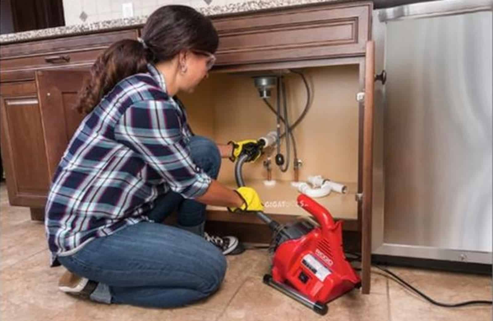 Qué métodos caseros son efectivos para destapar cañerías