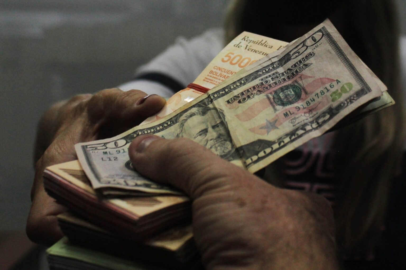 Why the Venezuelan Bolivar Keeps Falling: Key Factors Behind the Dollar ...