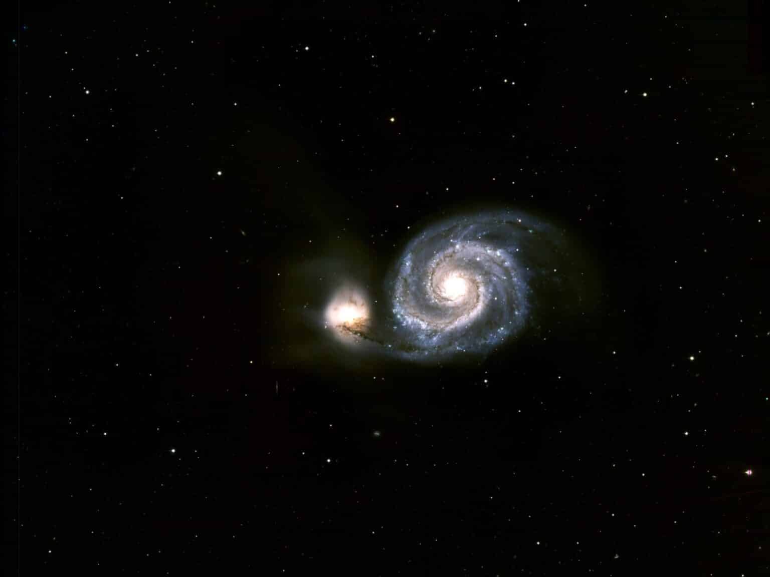 El paso repetido de una galaxia satélite moldeó la galaxia del Remolino