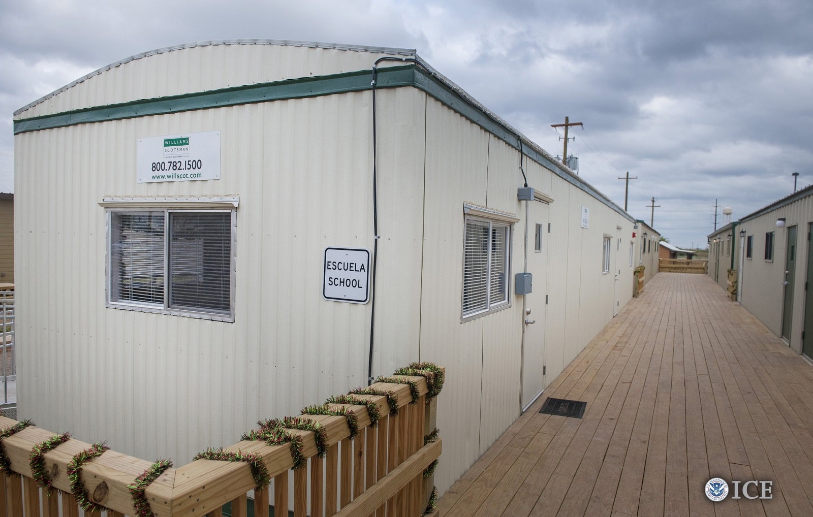 Cerrarán centro de detención de migrantes más grande de EE UU