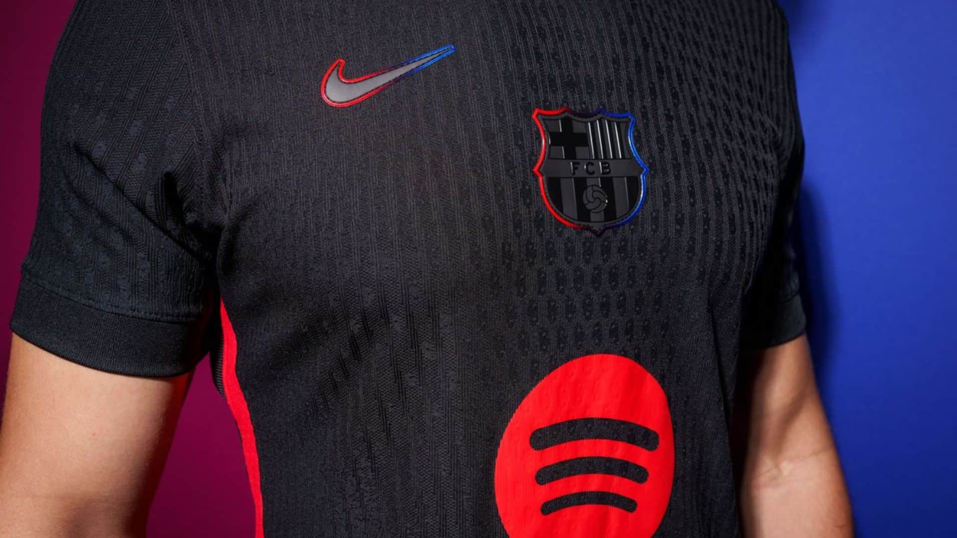 El FC Barcelona renueva el color negro en su indumentaria para la ...