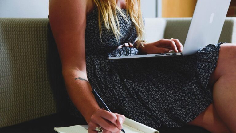 ¿Trabajar sentado o parado?: cuál es el impacto en la salud y qué ...