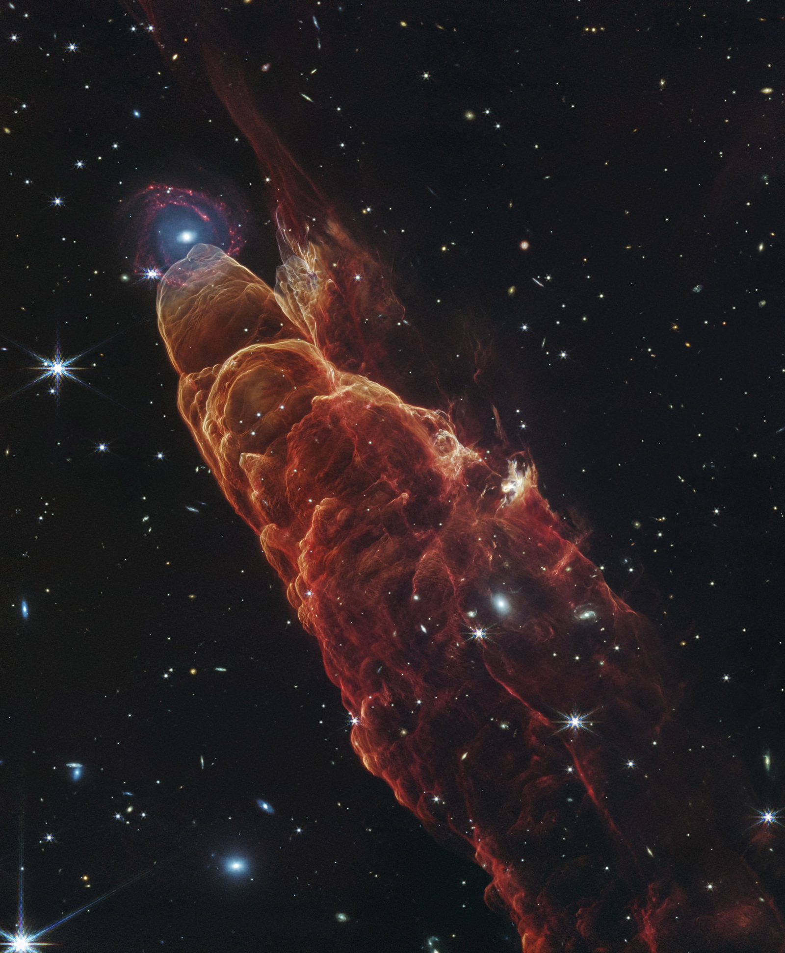 Un tornado cósmico y una galaxia distante: las inéditas imágenes captadas por el telescopio ...