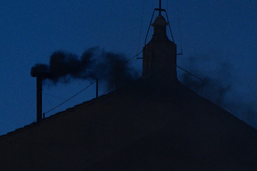 Humo negro durante la primera jornada del cónclave para elegir al ...