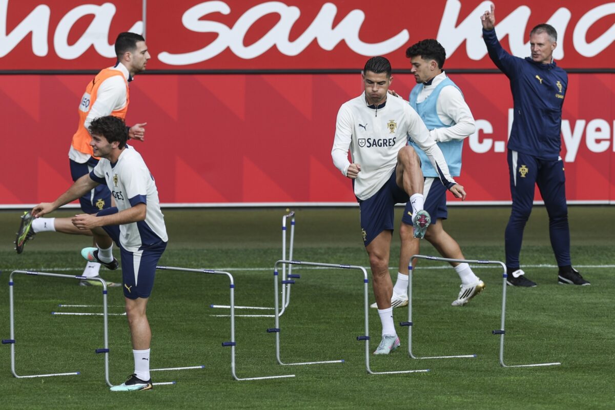 Cristiano Ronaldo dijo que no descartaría jugar con Messi