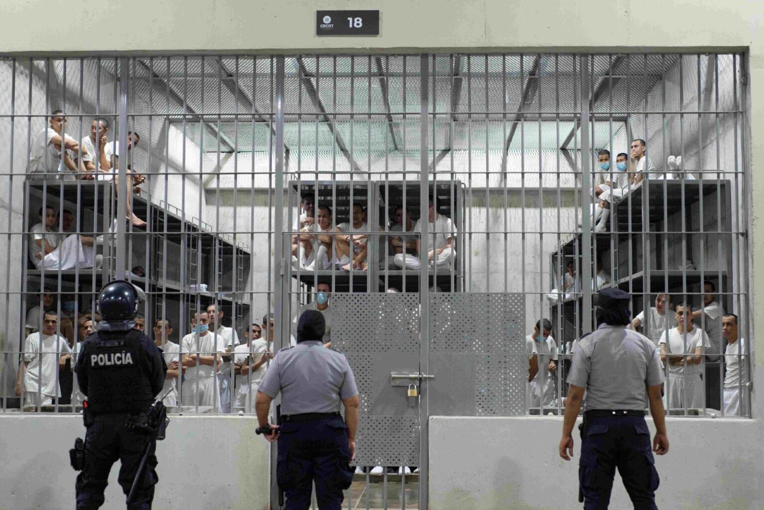 Rehenes del Cecot | Detrás de la megacárcel donde se apagan las voces ...