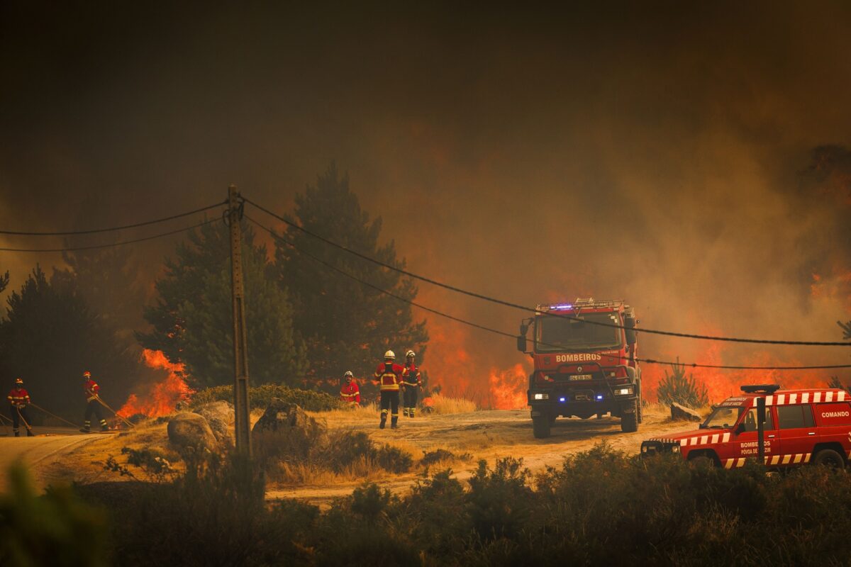 Europa enfrenta incendios en medio de altas temperaturas y fuertes vientos