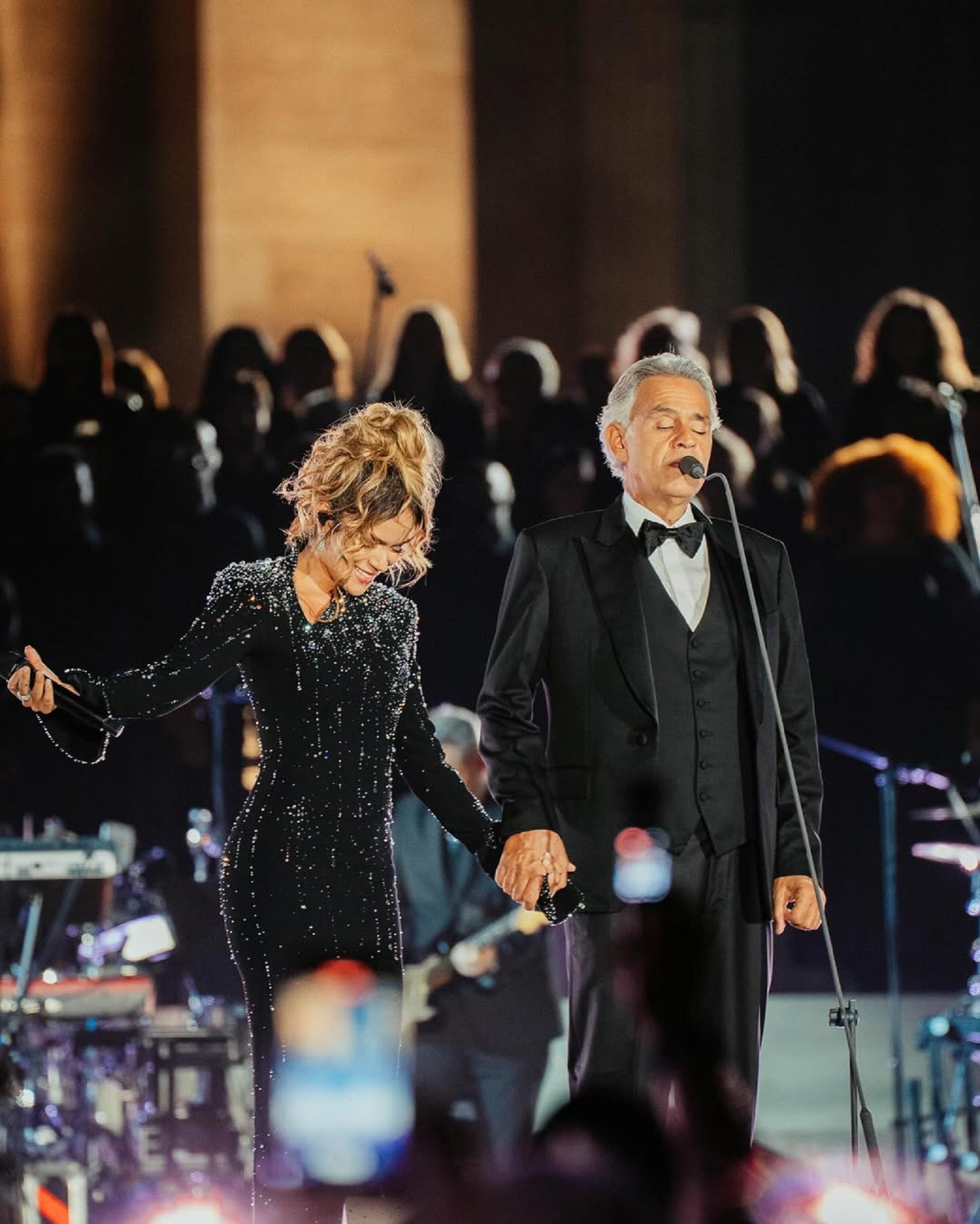 Karol G y Andrea Bocelli cantaron juntos en el Vaticano