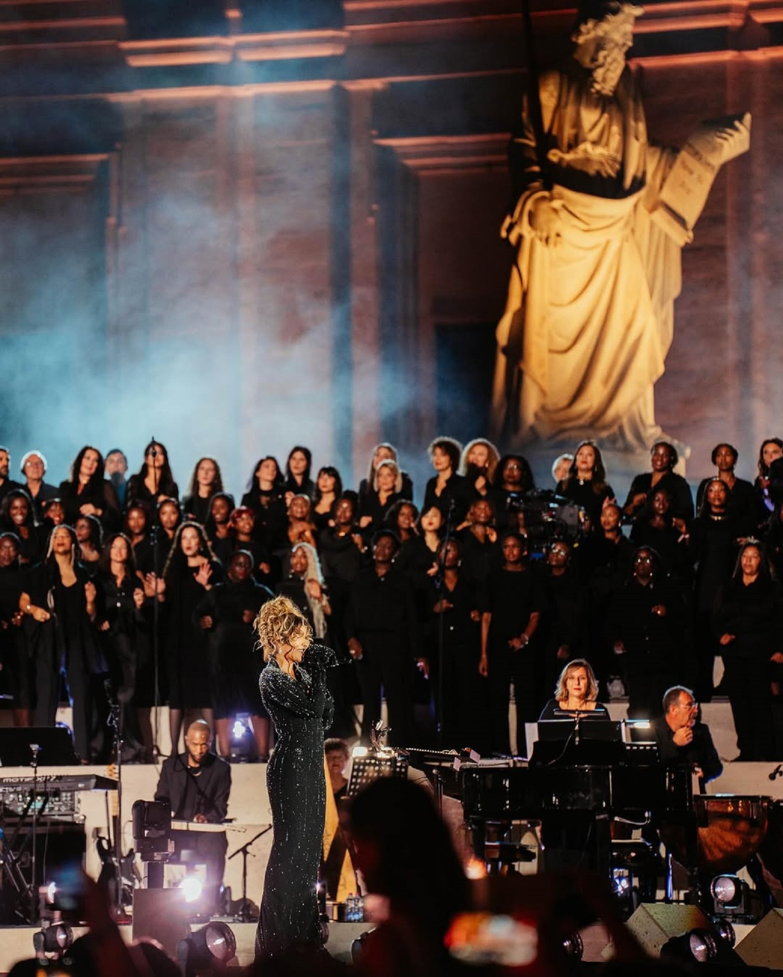Karol G y Andrea Bocelli cantaron juntos en el Vaticano