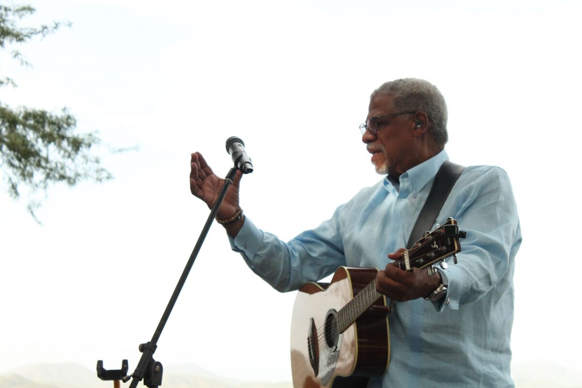 Música y brindis: la experiencia que dibujó Frank Quintero con un ...