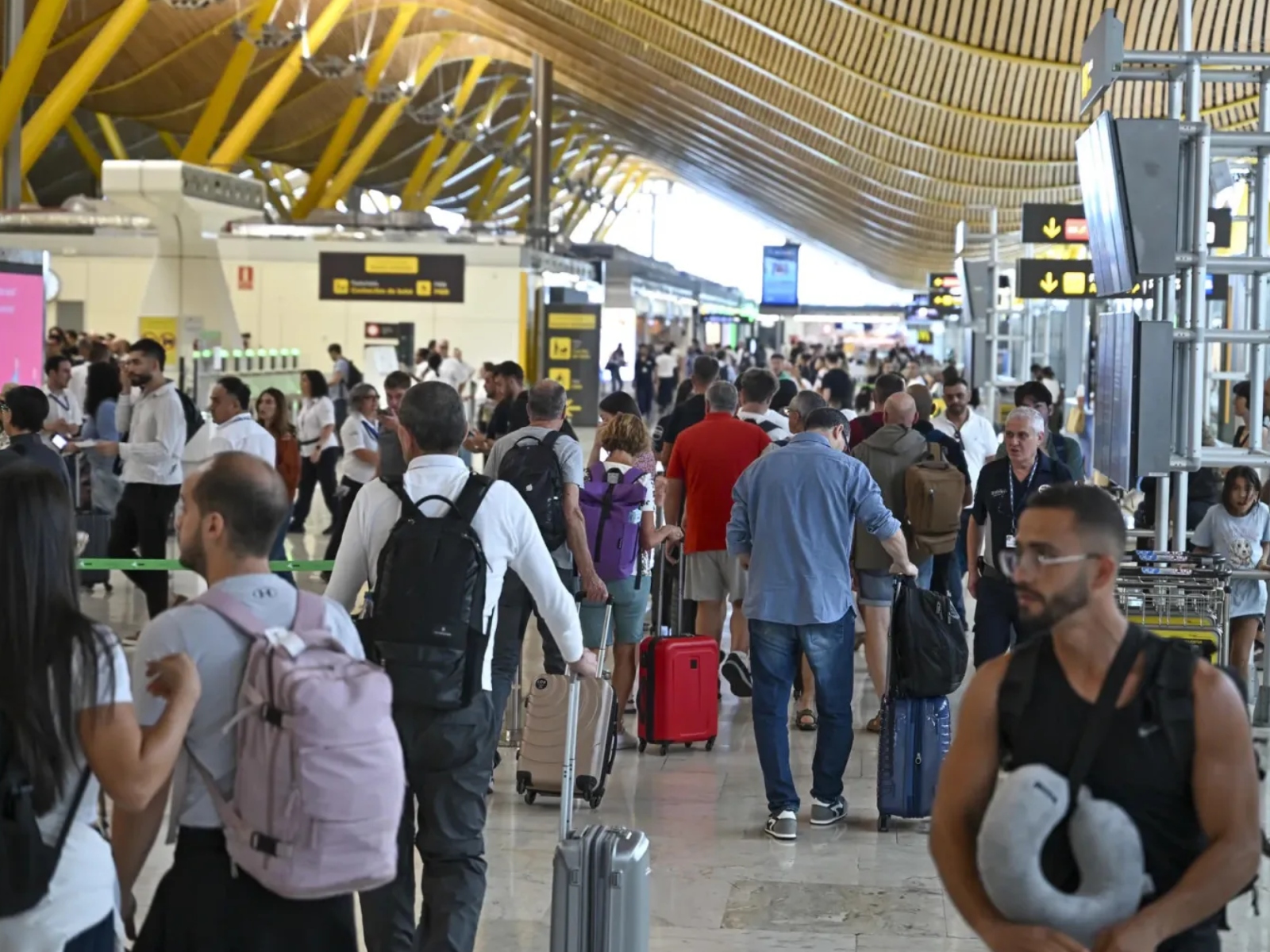 Alrededor de 300 turistas venezolanos quedaron varados en el aeropuerto ...